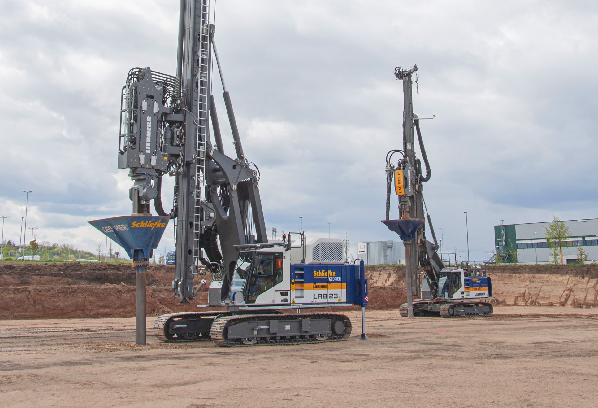 Deep compaction using vibro-compaction | Liebherr