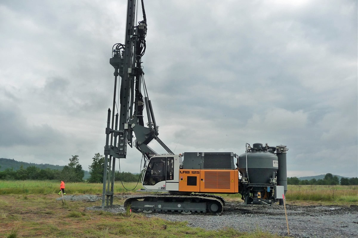 Dry soil mixing - Soil improvement for deep foundation - Liebherr