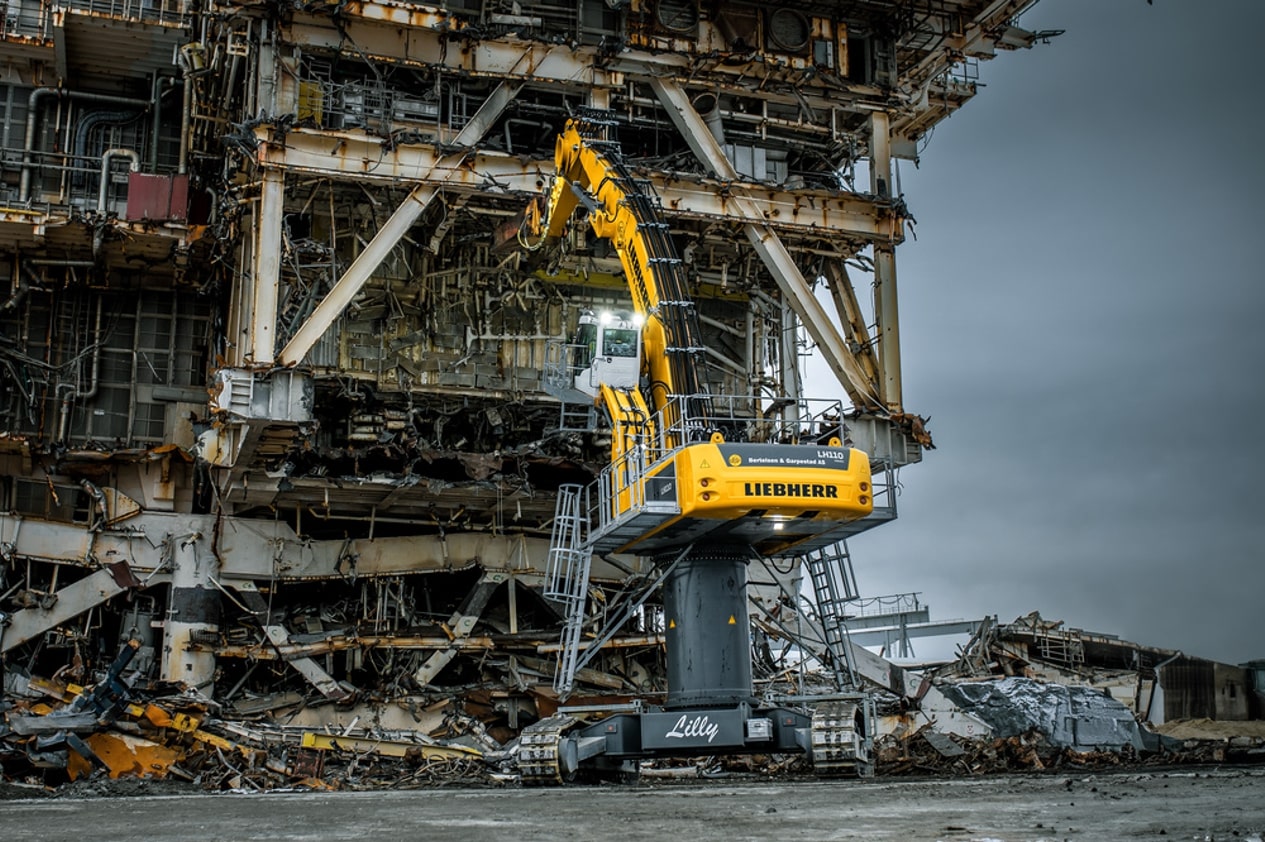 A specially configured LH 110 C High Rise Industry dismantles old oil platforms in Norway | Liebherr