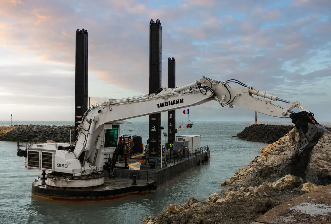 Excavators | Hydraulic excavators | Material handling excavators | Liebherr