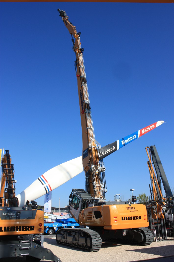 La nouvelle pelle sur chenilles Liebherr R 960 Démolition présentée au ...