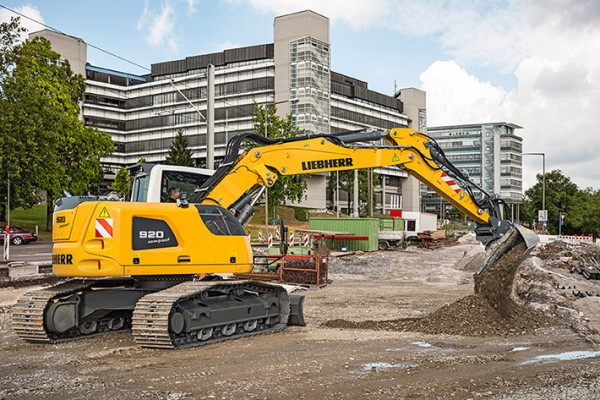 Neuer Liebherr-Raupenbagger R 920 Compact auf der NordBau 2016 - Liebherr