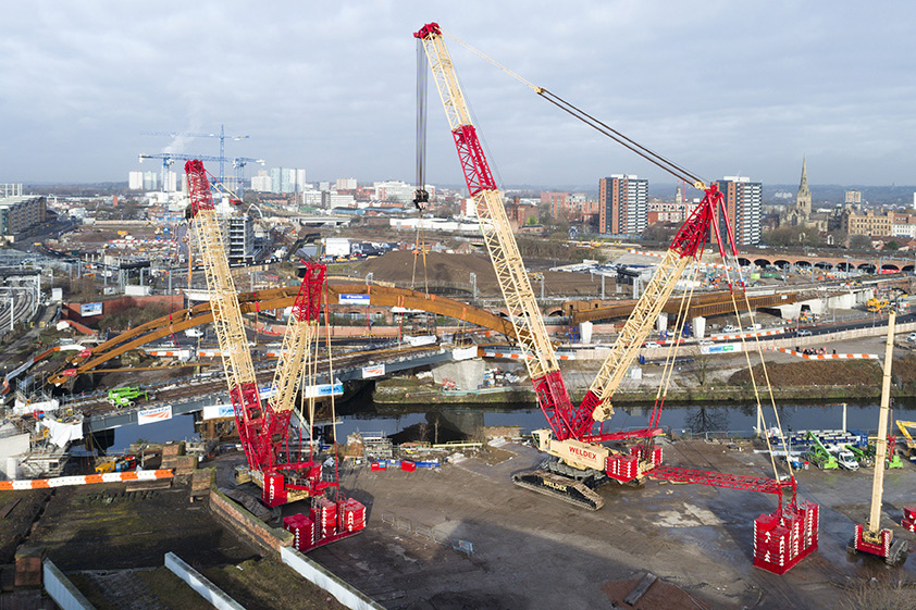 Liebherr LR 11350 and LR 1750 crawler cranes complete tandem hoist to ...