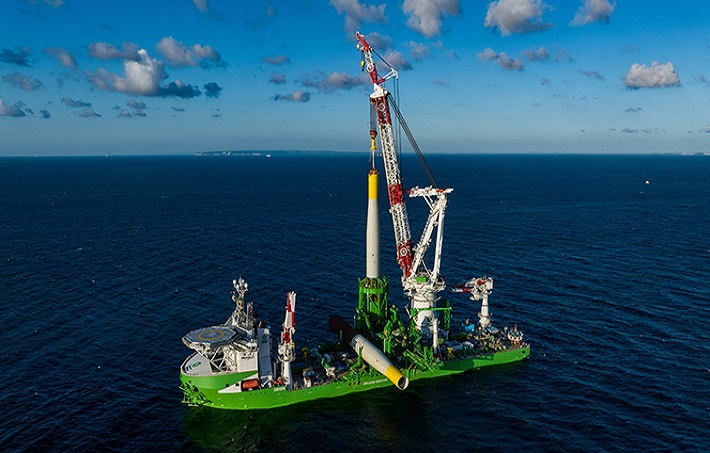 Liebherr heavy lift crane HLC 295000 completes its first two offshore ...