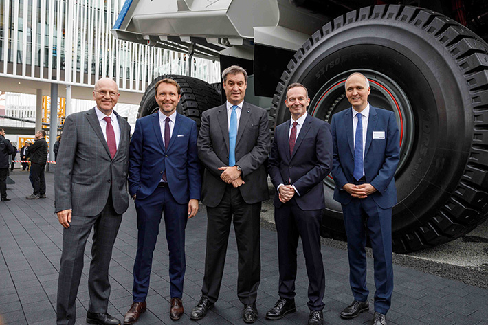 Bauma 2022 has started: Official trade fair tour visits Liebherr booth ...