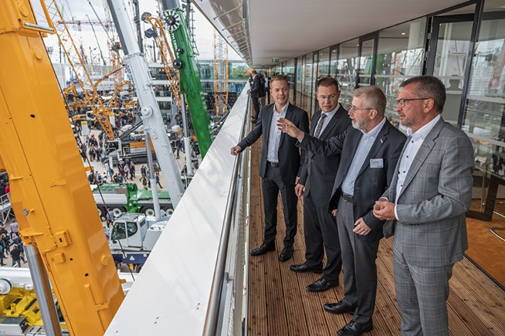Liebherr begrüßt Lokalpolitiker aus dem Alb-Donau-Kreis auf der Bauma ...