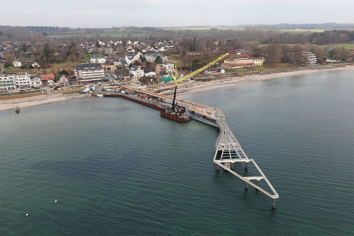 Working on water: LTM 1300-6.2 from Sönke Jordt erects pier | Liebherr