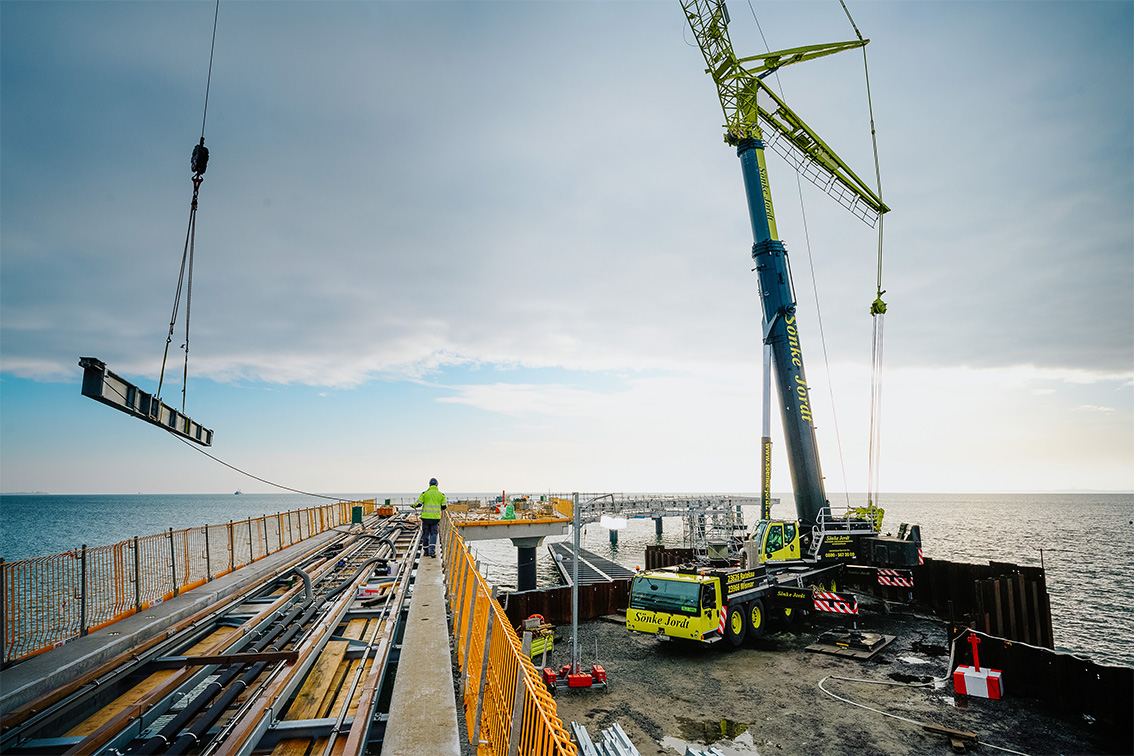 Working on water: LTM 1300-6.2 from Sönke Jordt erects pier | Liebherr
