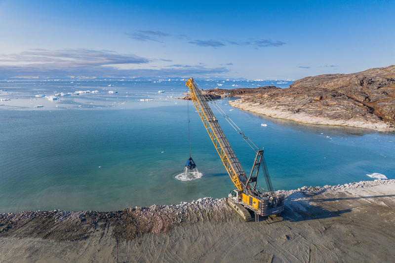 On an icy mission: HS 8200 | Liebherr