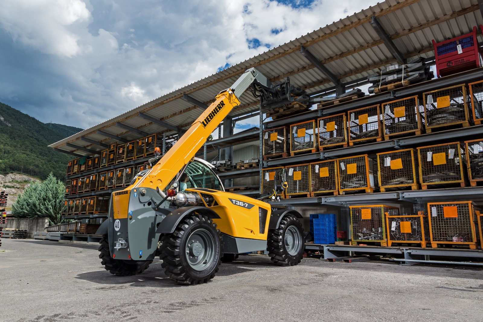 Telescopic handlers safety | Liebherr